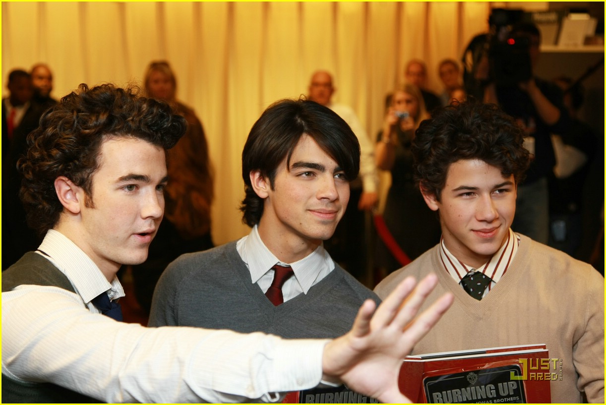 The Jonas Brothers 'Burn Up' Black Friday | Photo 19461 - Photo Gallery ...