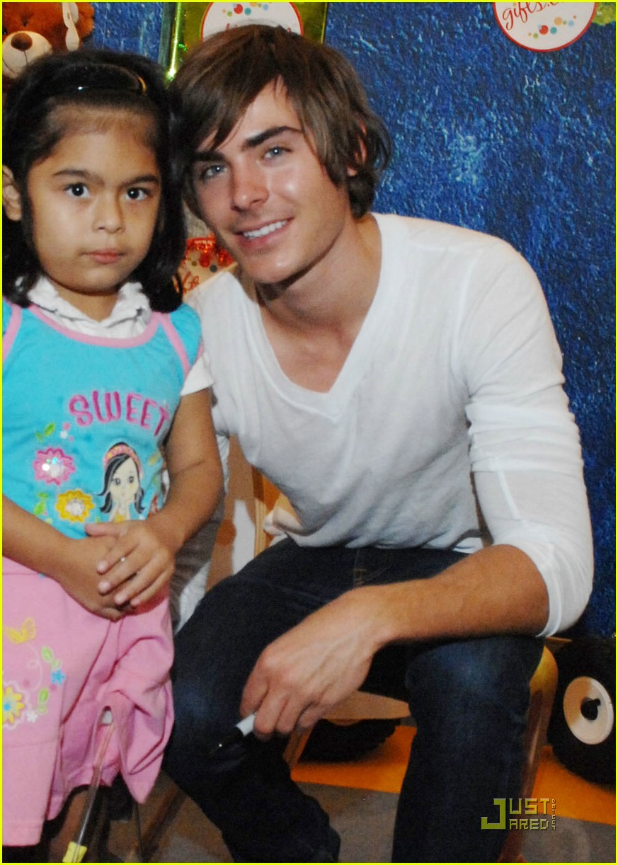 Zac Efron Brings Christmas to Mattel Children's Hospital | Photo 33401 ...