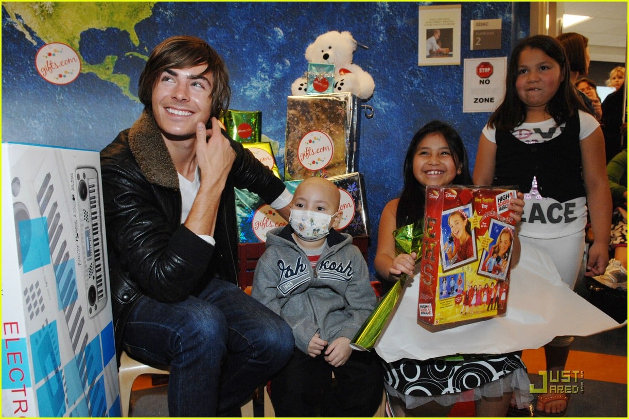 Zac Efron Brings Christmas to Mattel Children's Hospital | Photo 33421 ...