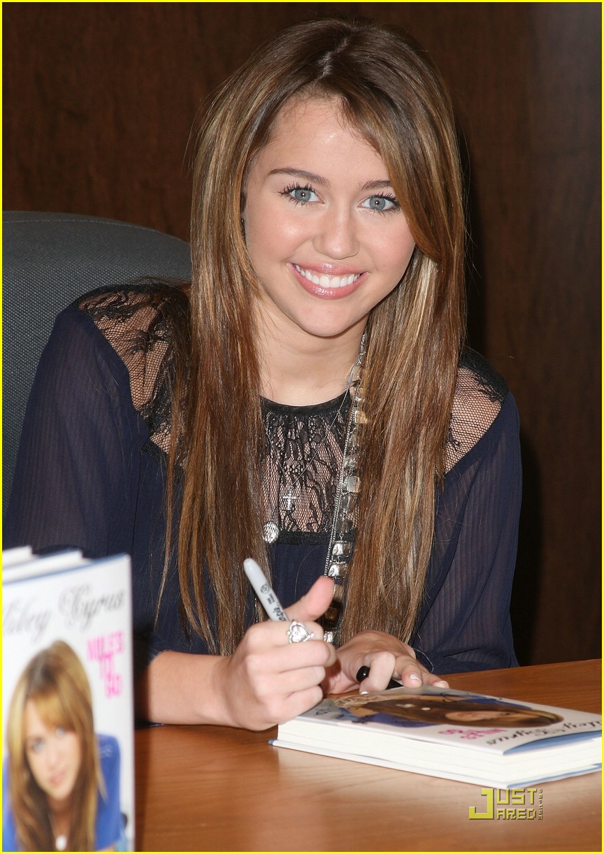 Miley Cyrus is a Barnes & Noble Beauty | Photo 91381 - Photo Gallery ...