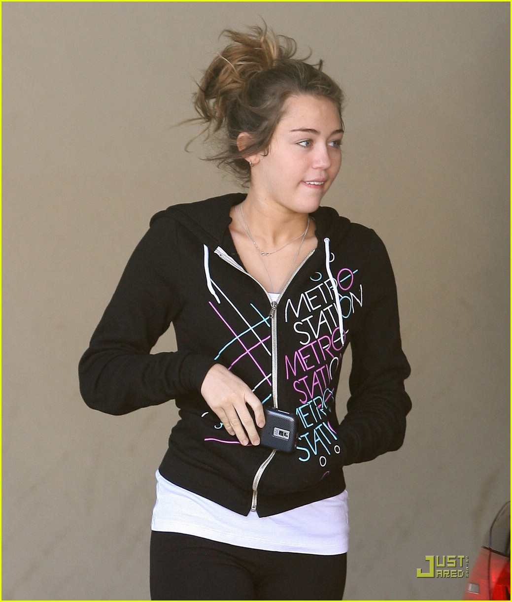 Miley Cyrus is a Metro Station Supporter | Photo 115331 - Photo Gallery ...