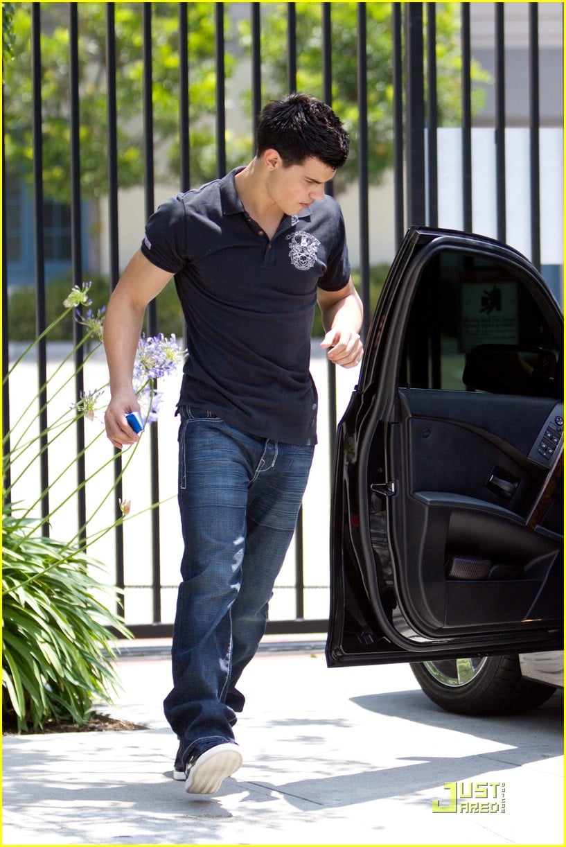 Taylor Lautner is Falcon Theater Fierce | Photo 177921 - Photo Gallery ...