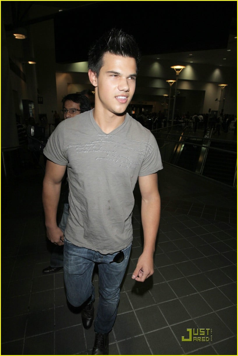 Taylor Lautner Lands At LAX | Photo 244051 - Photo Gallery | Just Jared Jr.