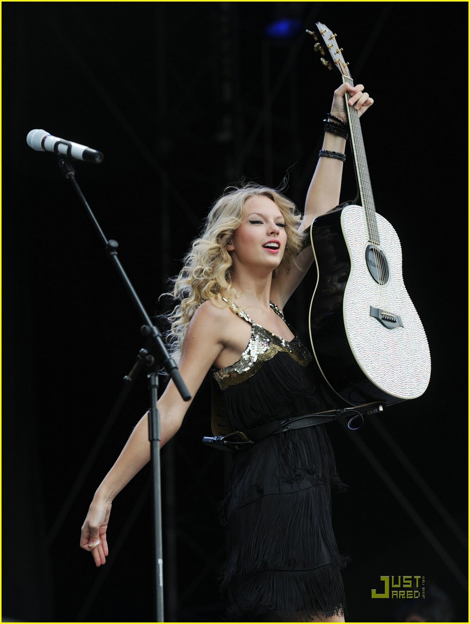 Taylor Swift is a V-Fest Vixen | Photo 261811 - Photo Gallery | Just ...