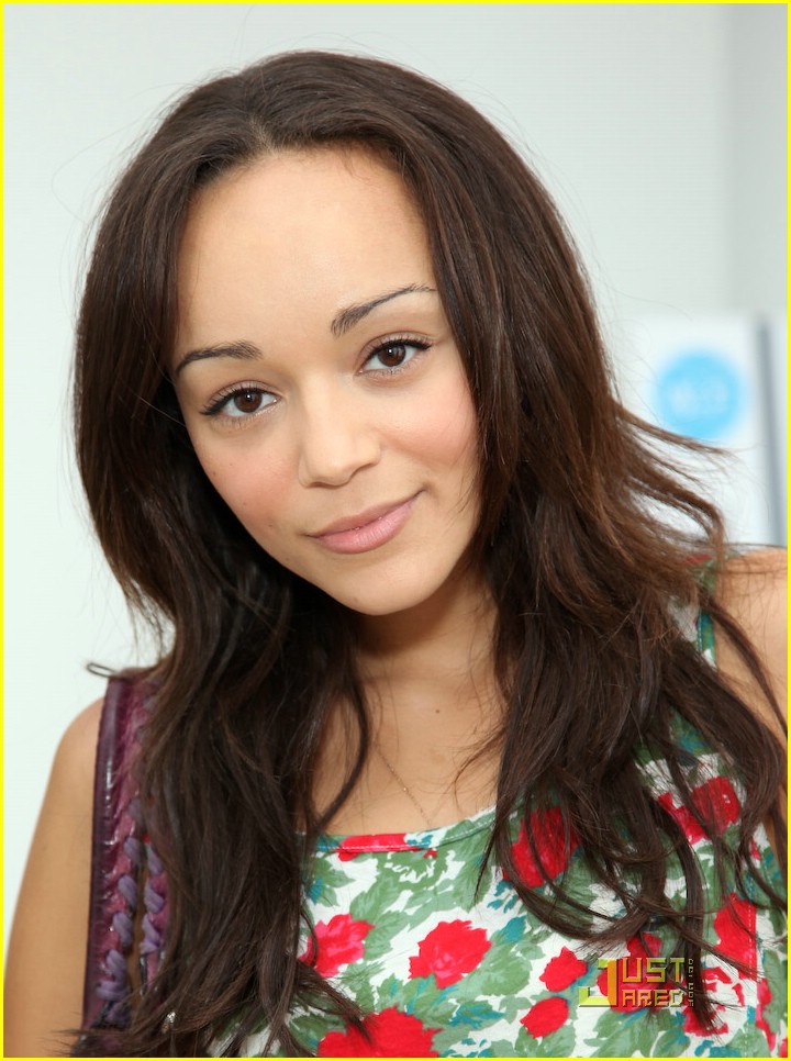 Ashley Madekwe is Nintendo Dsi Studio Sweet | Photo 287641 - Photo ...