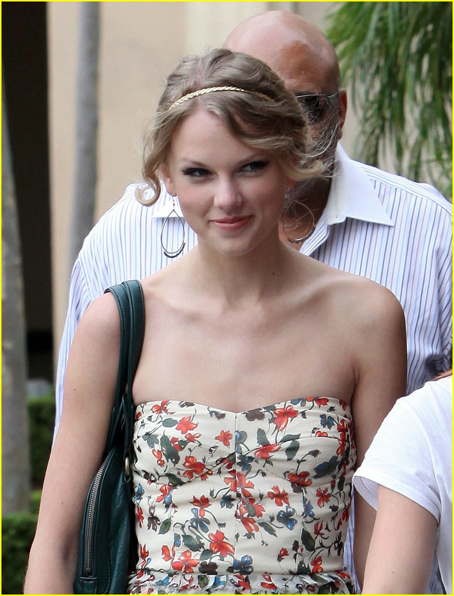 Taylor Swift Jumps Then Falls | Photo 330451 - Photo Gallery | Just ...