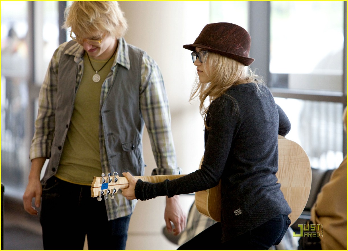 Emily Osment is LAX Laughy | Photo 346451 - Photo Gallery | Just Jared Jr.
