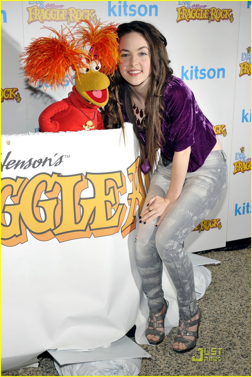 Brittany Curran: I Get To Scream at Ray Romano | Photo 352075 - Photo ...