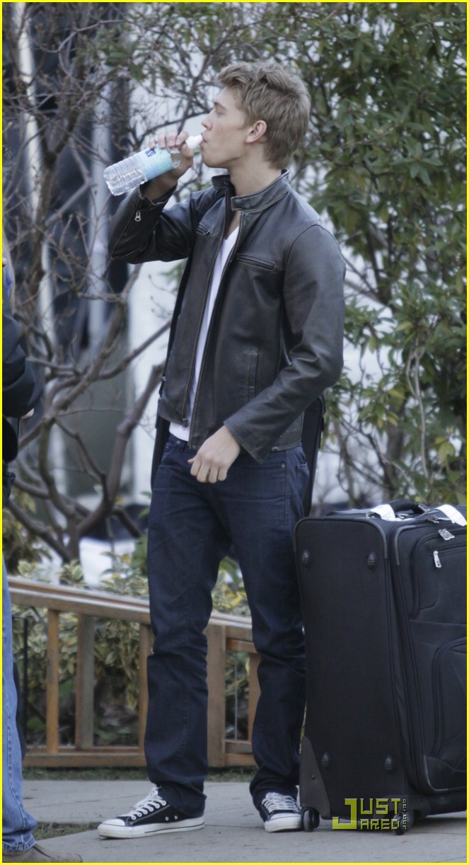 Austin Butler has a Life Unexpected | Photo 359729 - Photo Gallery ...
