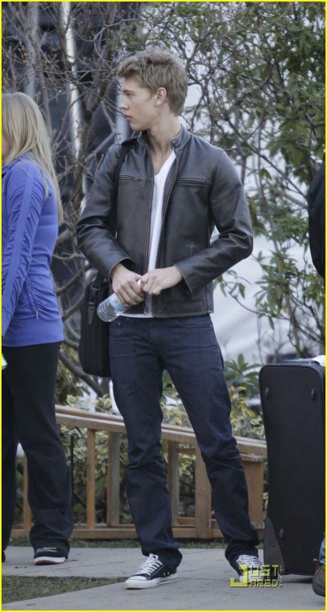 Austin Butler has a Life Unexpected | Photo 359730 - Photo Gallery ...