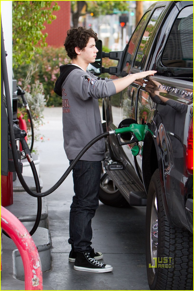Nick Jonas Fuels Up & Gives Back | Photo 357567 - Photo Gallery | Just ...