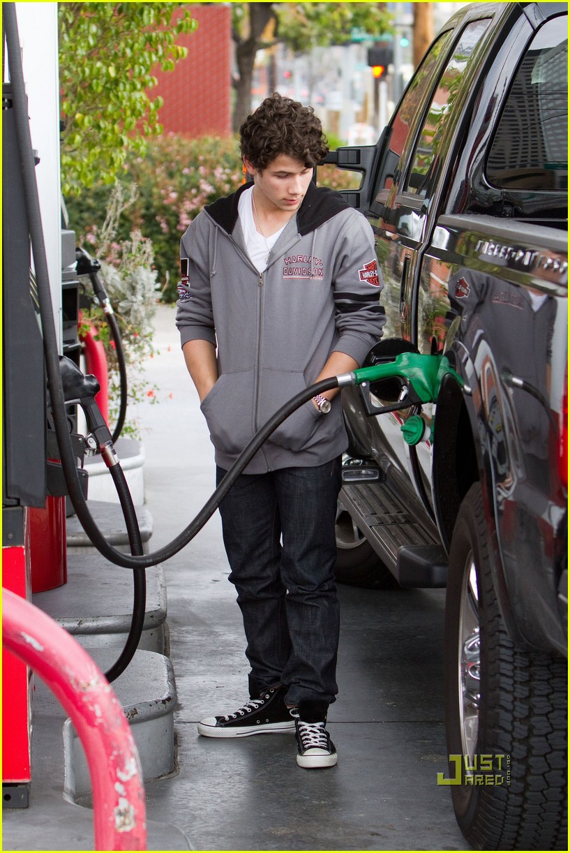 Nick Jonas Fuels Up & Gives Back | Photo 357569 - Photo Gallery | Just ...