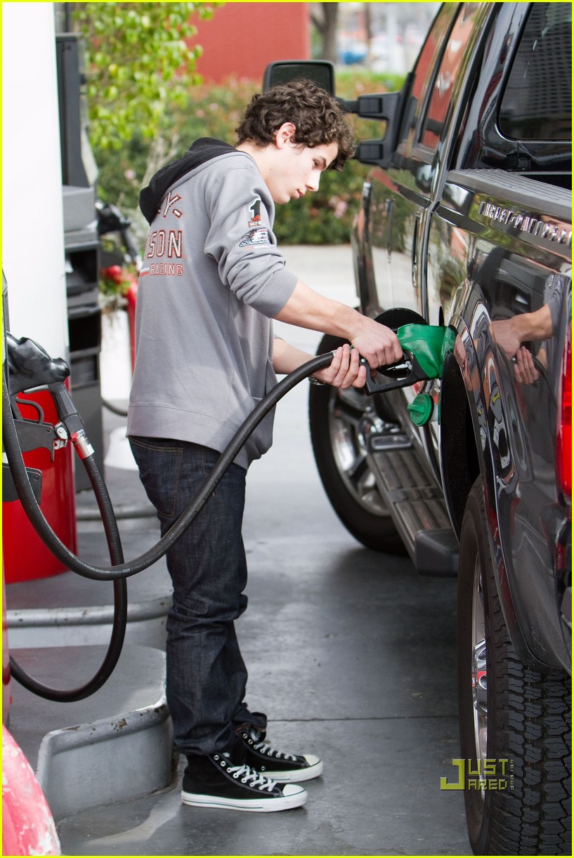 Nick Jonas Fuels Up & Gives Back | Photo 357570 - Photo Gallery | Just ...