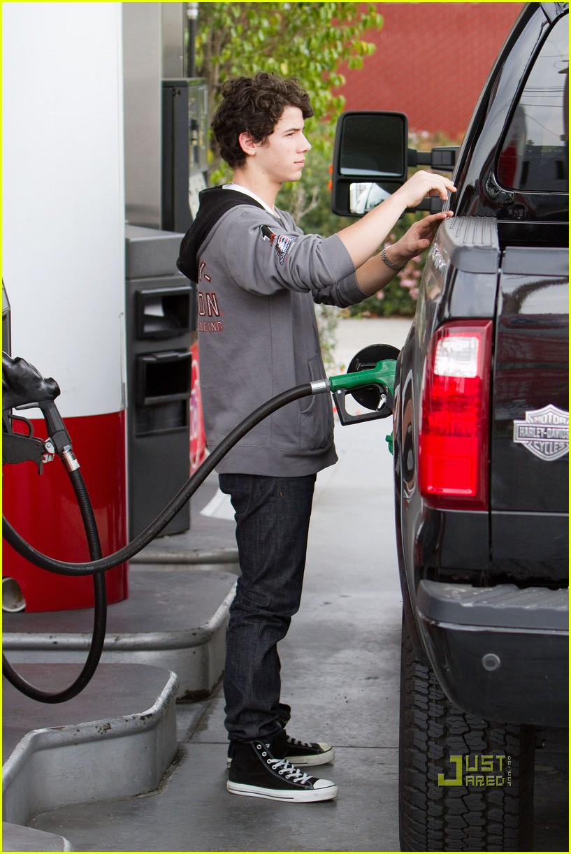Nick Jonas Fuels Up & Gives Back | Photo 357573 - Photo Gallery | Just ...