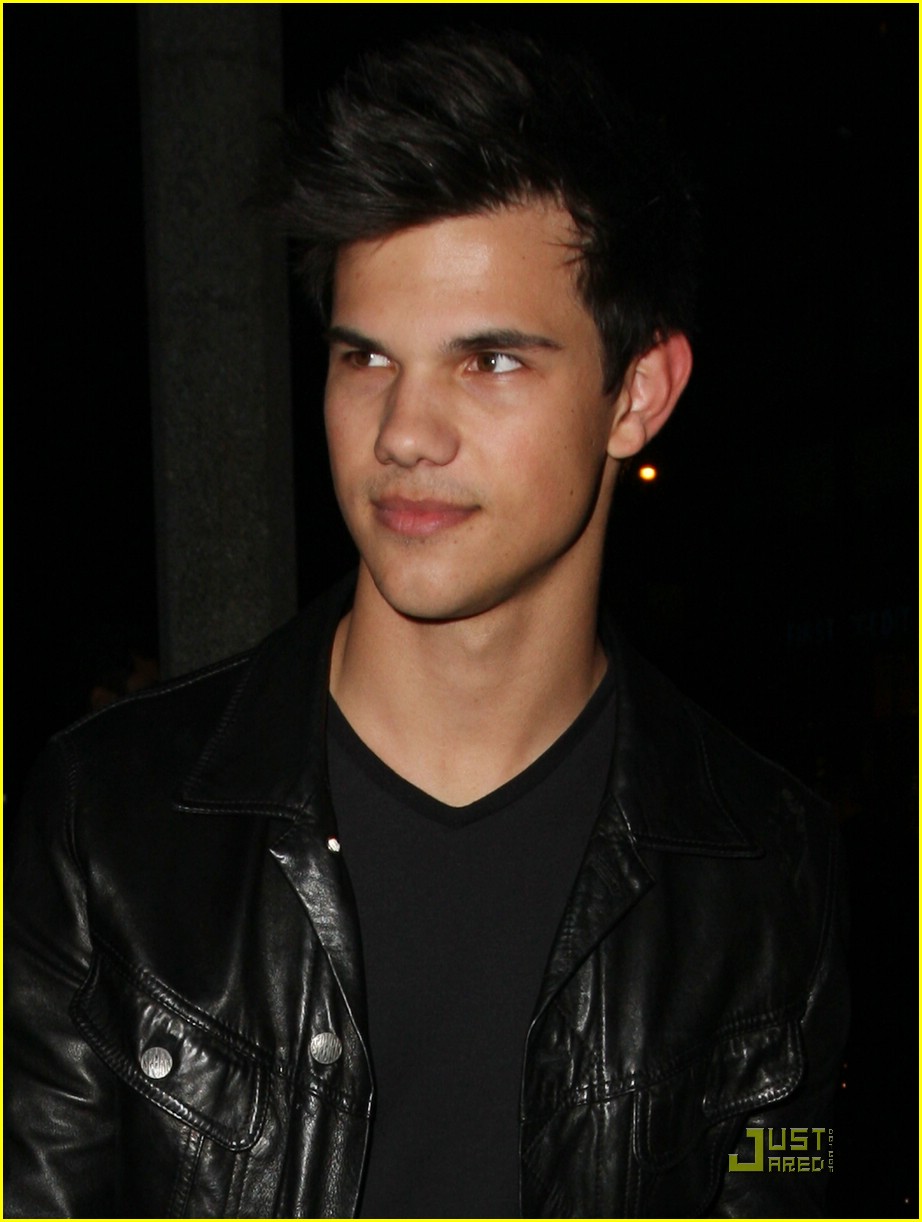 Taylor Lautner is a Boa Boy | Photo 359696 - Photo Gallery | Just Jared Jr.