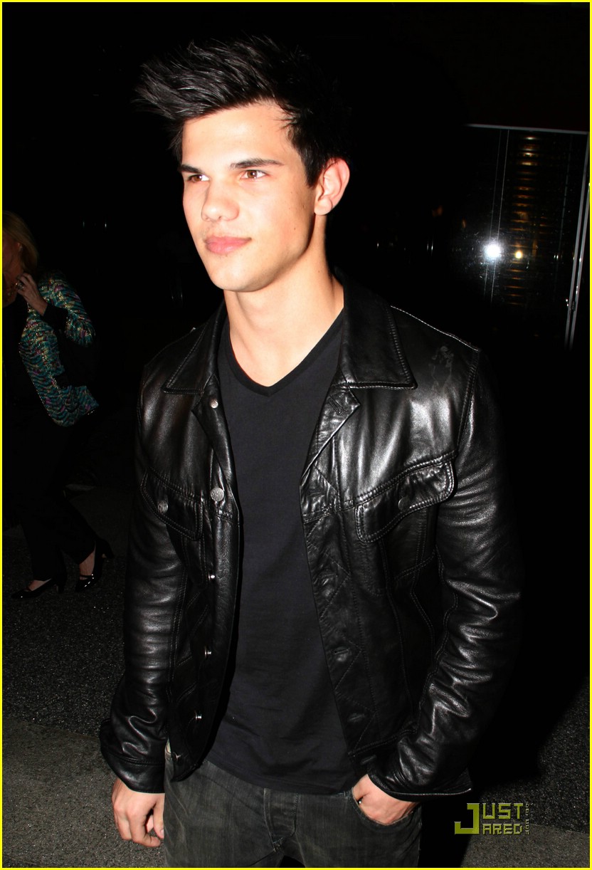 Taylor Lautner is a Boa Boy | Photo 359699 - Photo Gallery | Just Jared Jr.