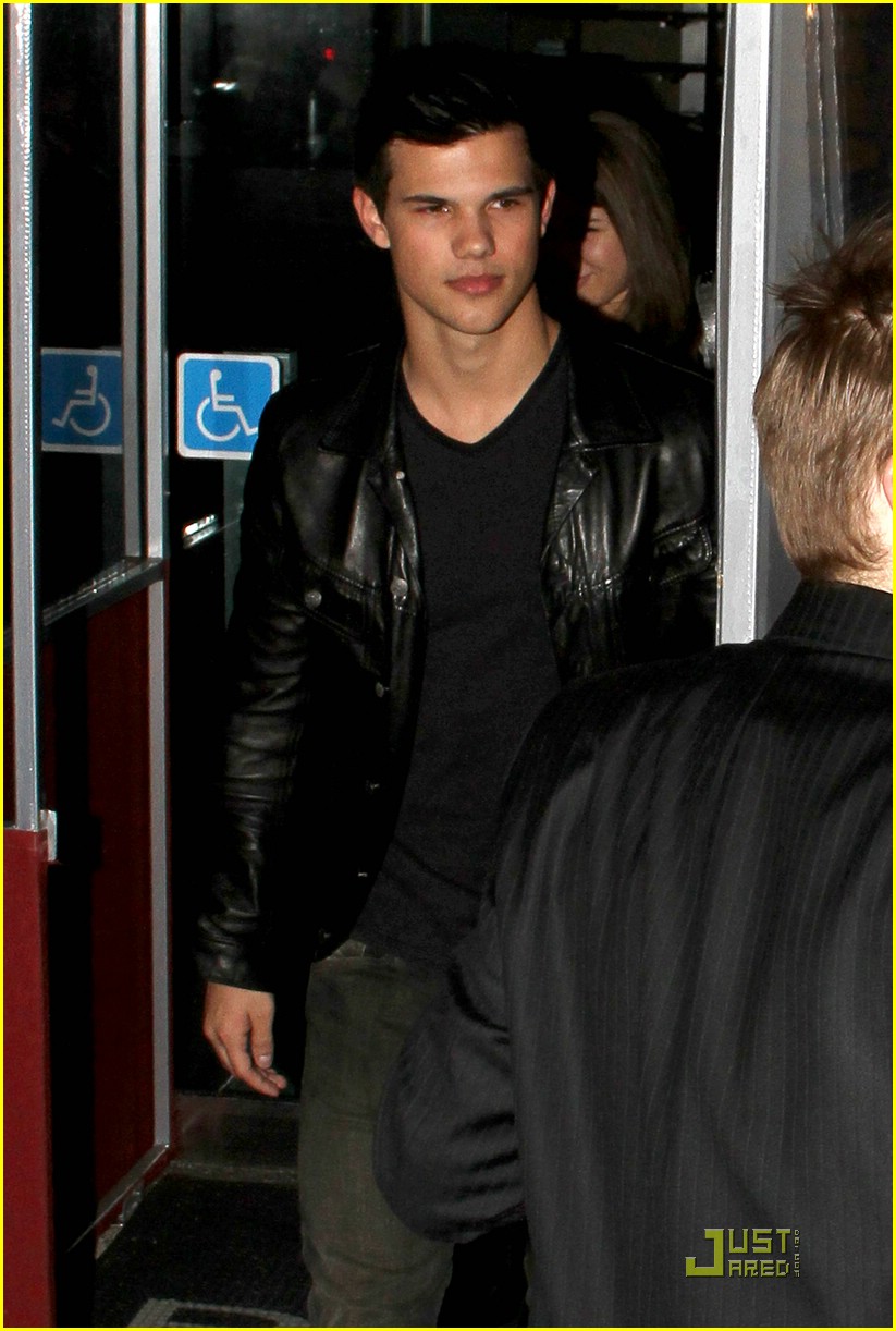 Taylor Lautner is a Boa Boy | Photo 359702 - Photo Gallery | Just Jared Jr.