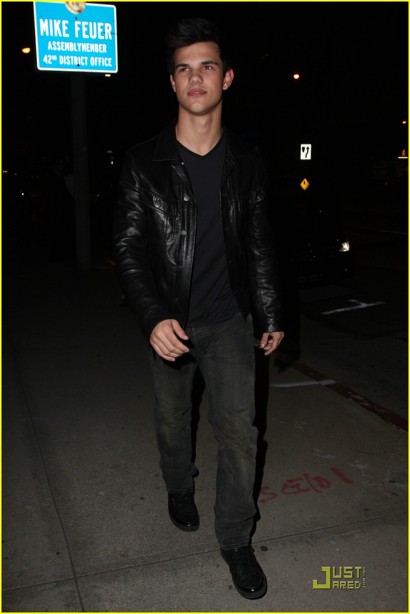 Taylor Lautner is a Boa Boy | Photo 359708 - Photo Gallery | Just Jared Jr.