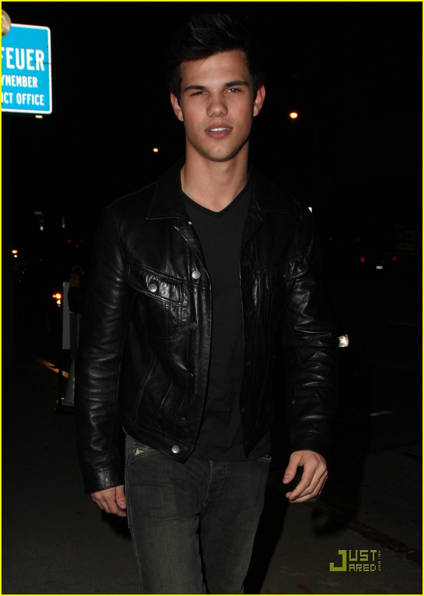 Taylor Lautner is a Boa Boy | Photo 359709 - Photo Gallery | Just Jared Jr.