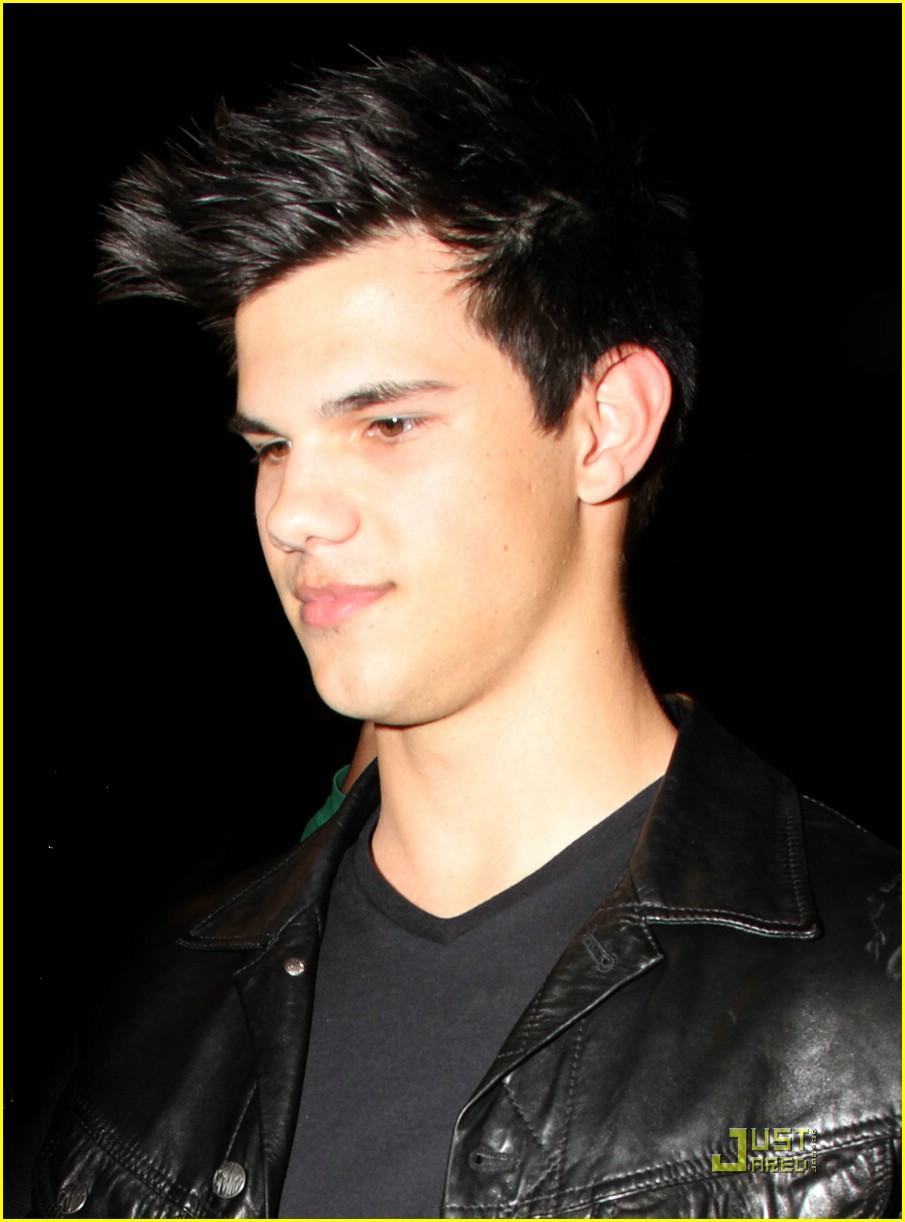 Taylor Lautner is a Boa Boy | Photo 359710 - Photo Gallery | Just Jared Jr.