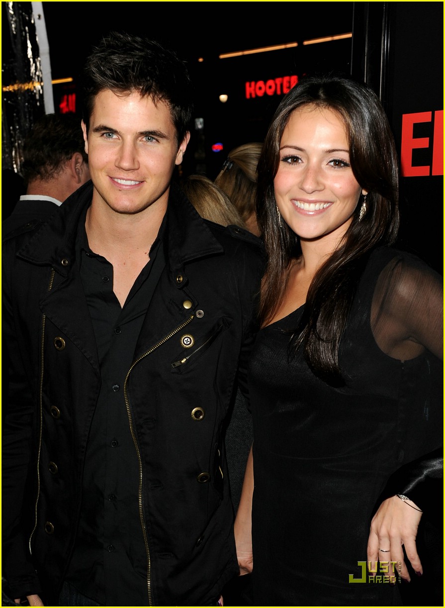 Robbie Amell Dances The Night Away | Photo 358792 - Photo Gallery ...