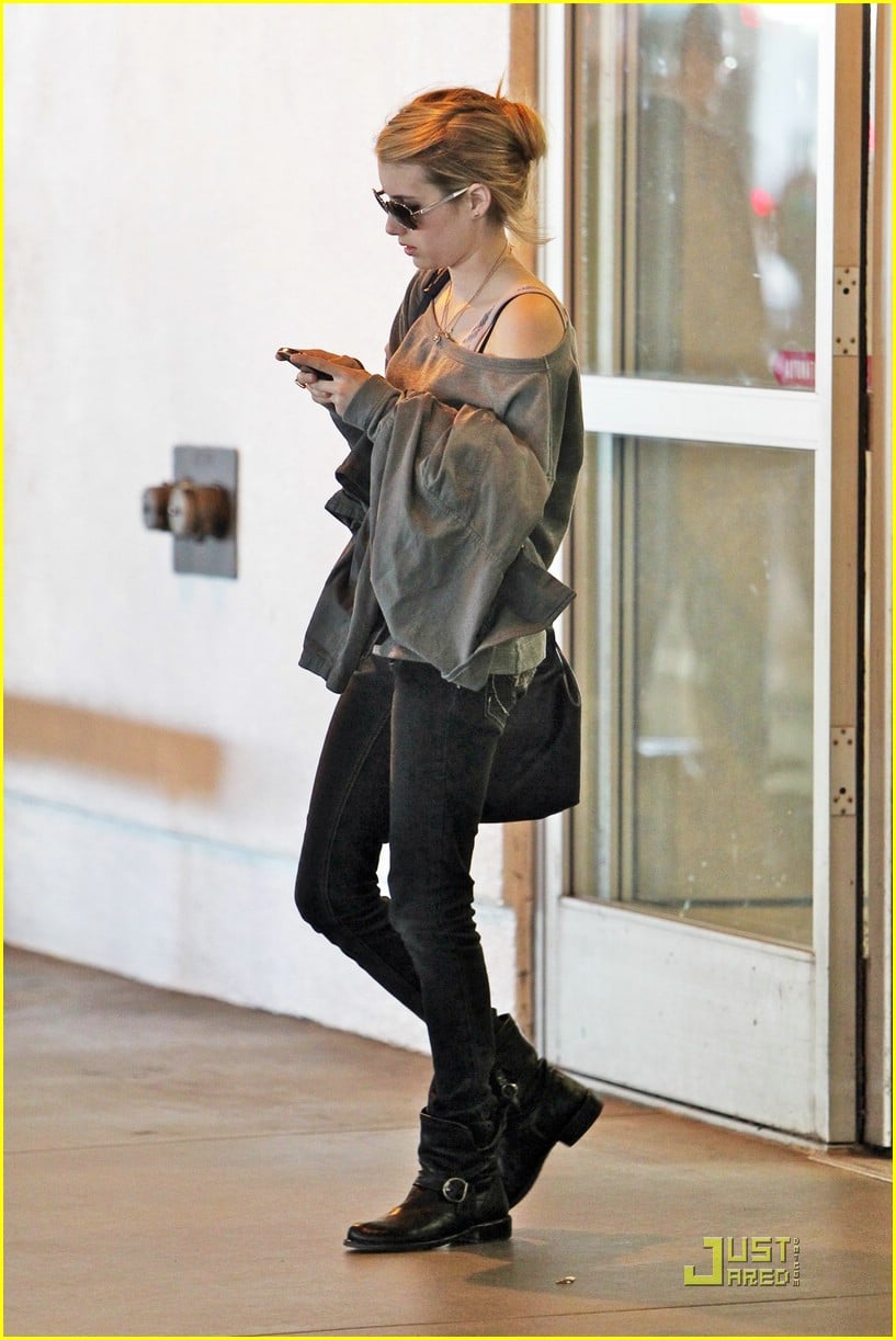 Emma Roberts: Laughing at LAX | Photo 368958 - Photo Gallery | Just ...