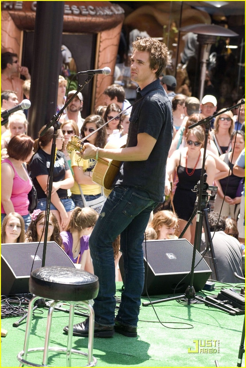 Tyler Hilton Checks Out Chicago | Photo 375846 - Photo Gallery | Just ...