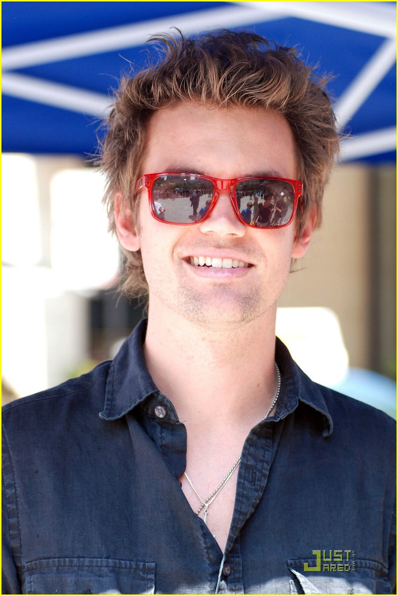 Tyler Hilton Checks Out Chicago | Photo 375852 - Photo Gallery | Just ...