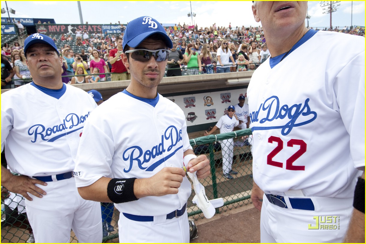Jonas Brothers: Road Dogs BEAT the Goats! | Photo 381930 - Photo ...
