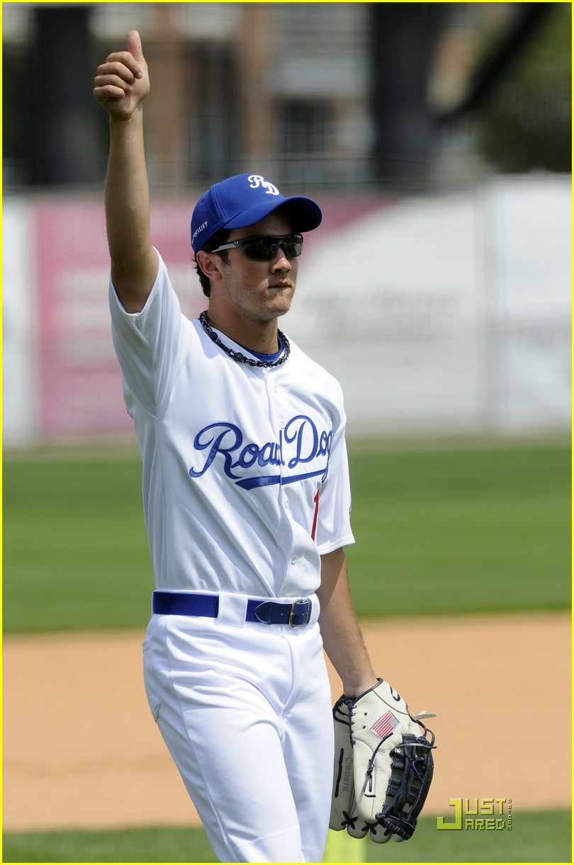 The Jonas Brothers 'X The Text' Road Dogs Game! | Photo 380909 - Photo ...
