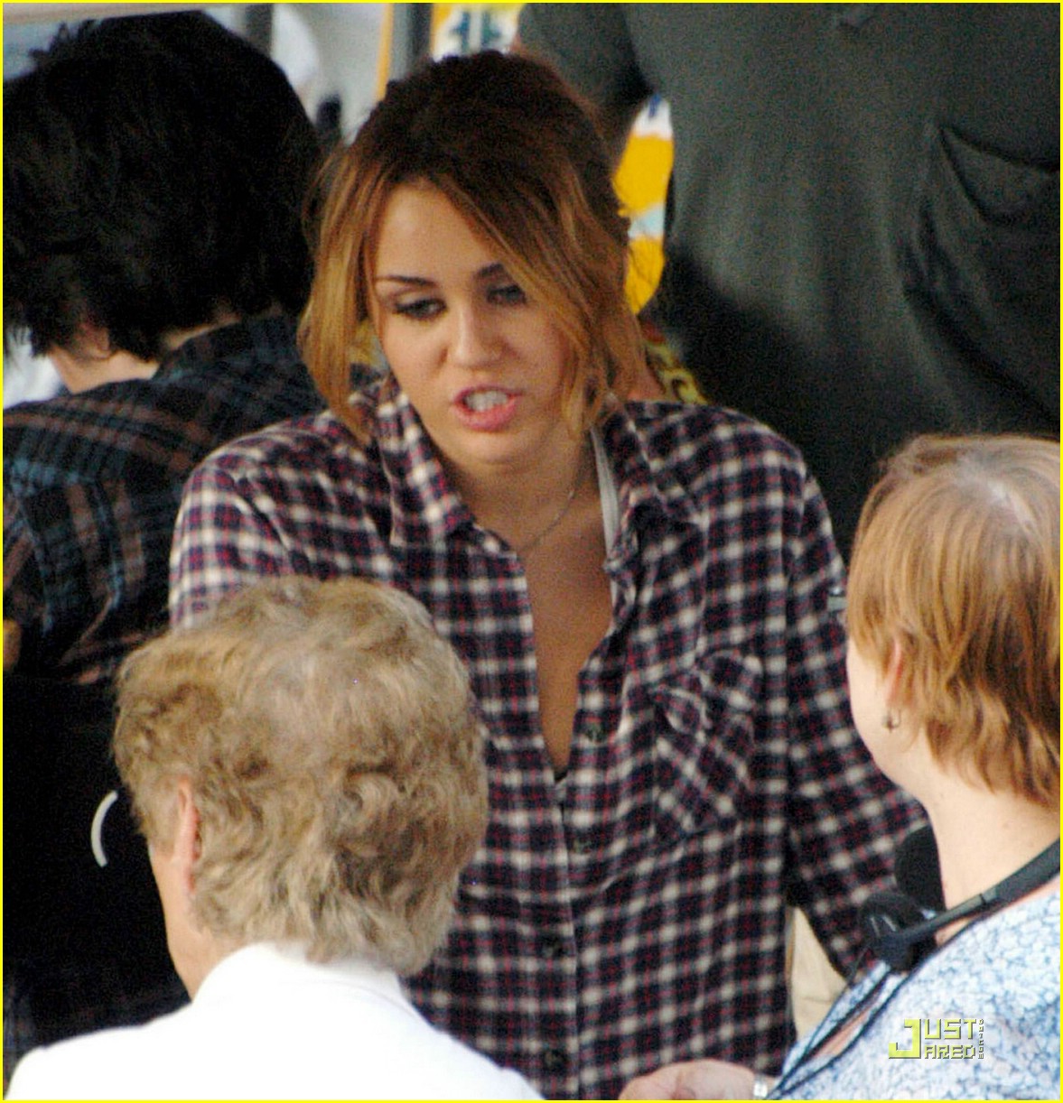 Miley Cyrus: Hugs on the L.O.L. Set | Photo 383119 - Photo Gallery ...