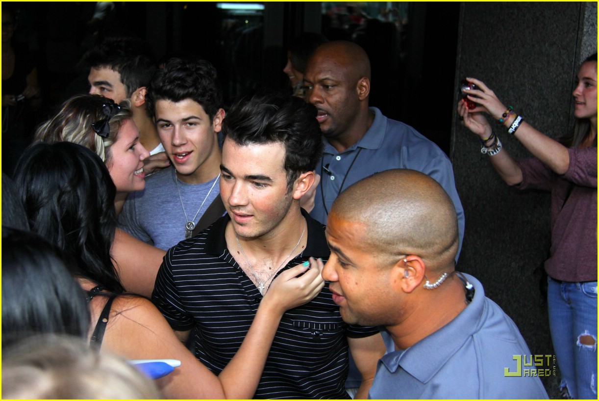 The Jonas Brothers are Montreal Men | Photo 384229 - Photo Gallery ...