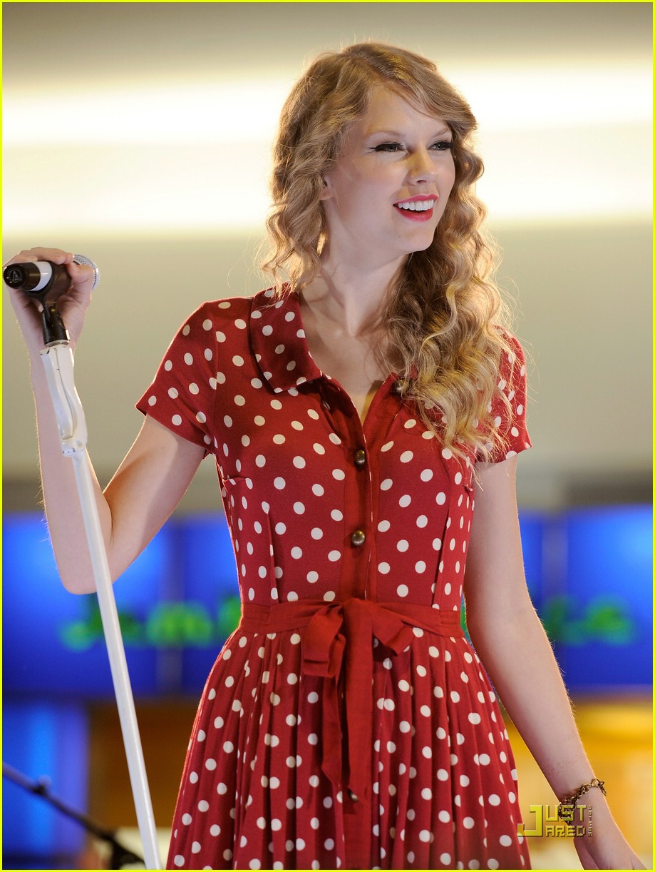 Taylor Swift Sings For JetBlue, Sees Double | Photo 391859 - Photo ...