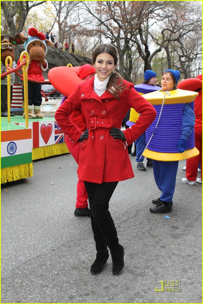 Full Sized Photo of victoria justice macys parade 22 | Victoria Justice ...