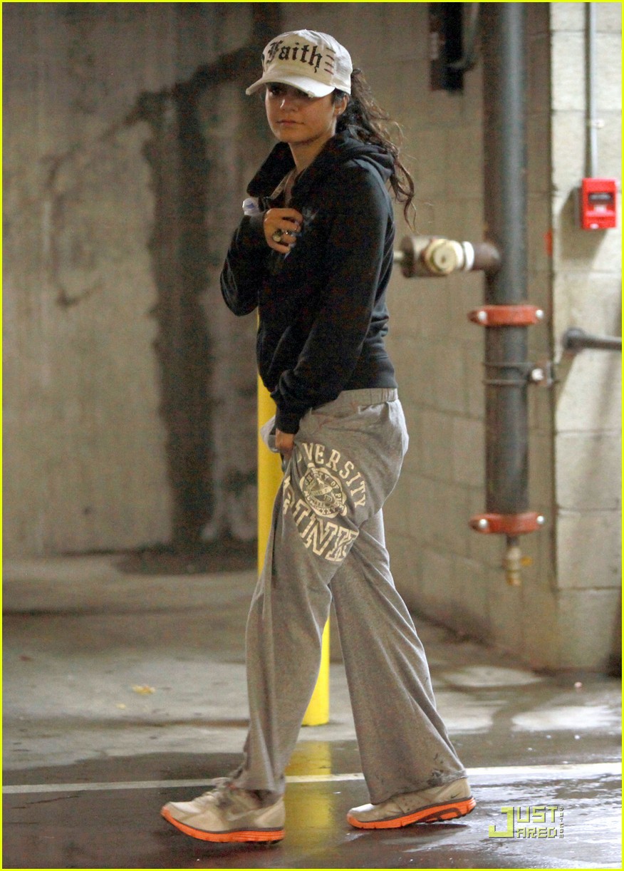 Vanessa Hudgens Has Faith at the Gym | Photo 398475 - Photo Gallery ...