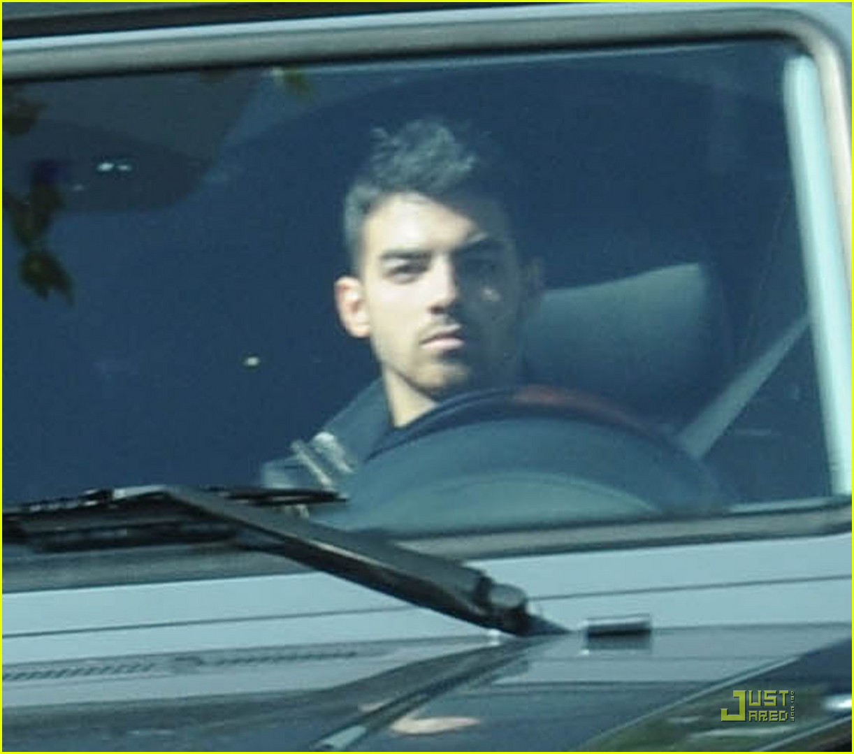 Joe Jonas: Cruisin' in the G-Wagen | Photo 410394 - Photo Gallery ...
