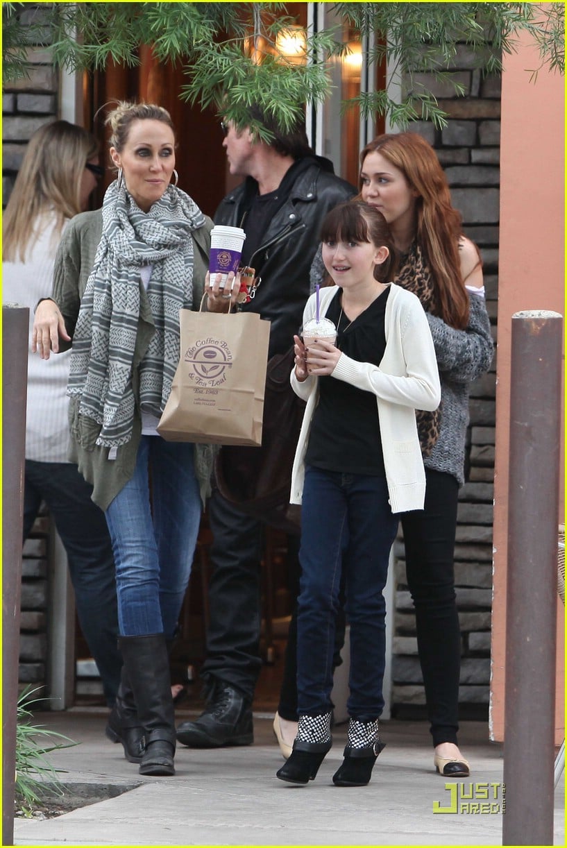 Miley Cyrus: Coffee Bean Family Outing | Photo 410815 - Photo Gallery ...