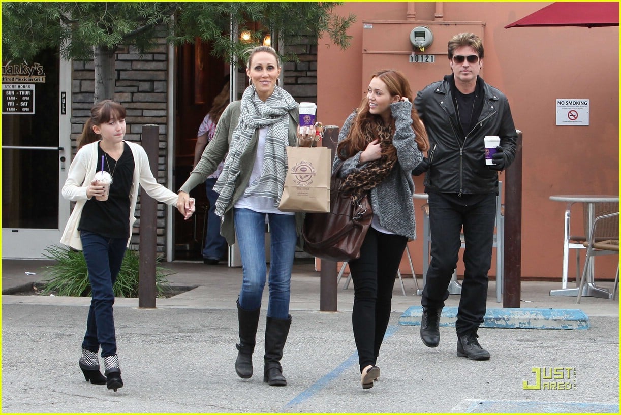 Miley Cyrus: Coffee Bean Family Outing | Photo 410819 - Photo Gallery ...