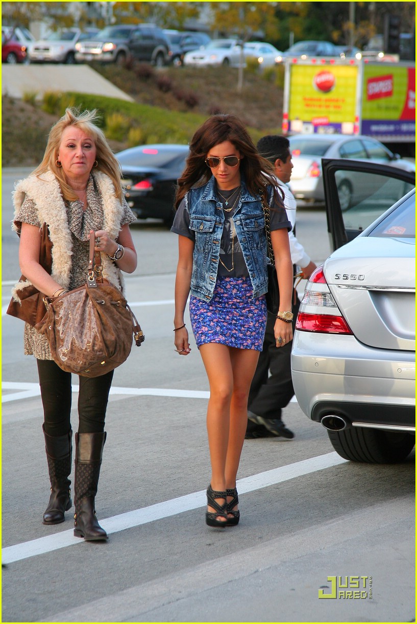 Ashley Tisdale Goes To The Mall with Mom | Photo 407388 - Photo Gallery ...