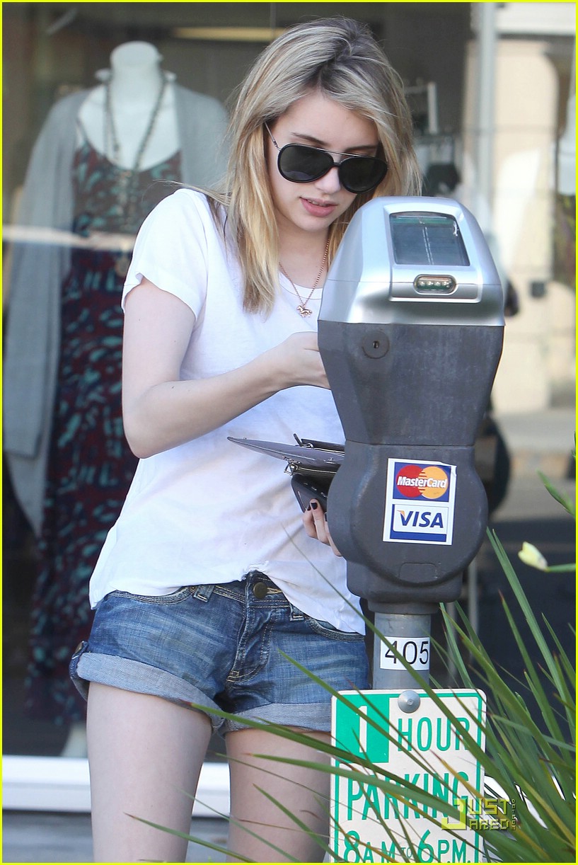 Emma Roberts Shops Planet Blue for Basics | Photo 411996 - Photo ...