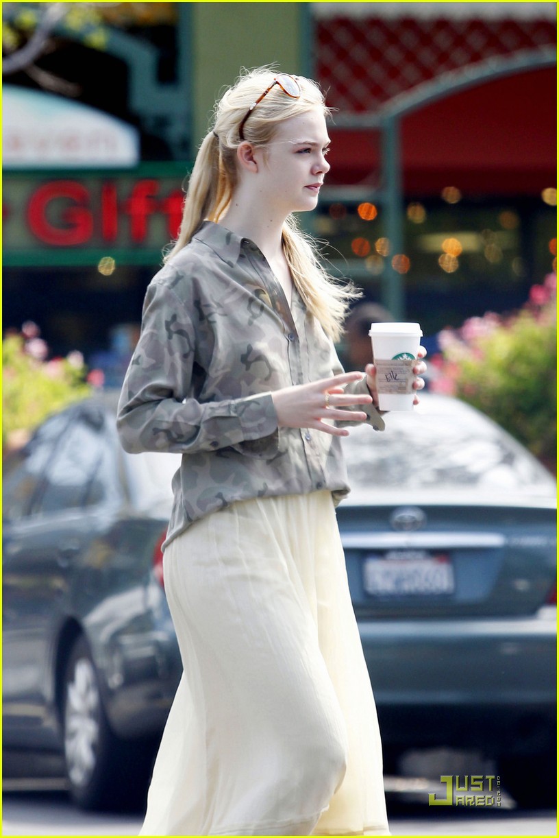 Elle Fanning: Starbucks Stop | Photo 422999 - Photo Gallery | Just ...