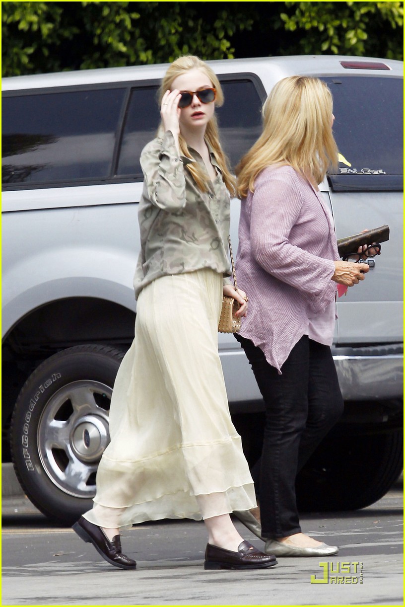 Elle Fanning: Starbucks Stop | Photo 423005 - Photo Gallery | Just ...