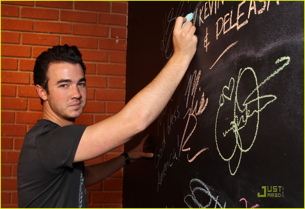 Kevin Jonas: Cambio Chat with Mikey Deleasa! | Photo 426050 - Photo ...