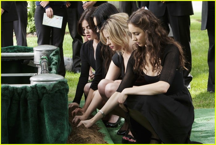 Another Funeral For the Pretty Little Liars | Photo 425029 - Photo ...