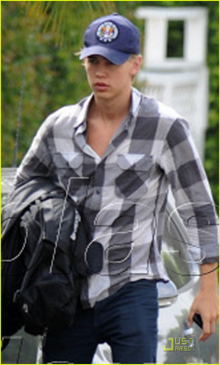 Austin Butler: Monday Morning Homecoming | Photo 439022 - Photo Gallery ...