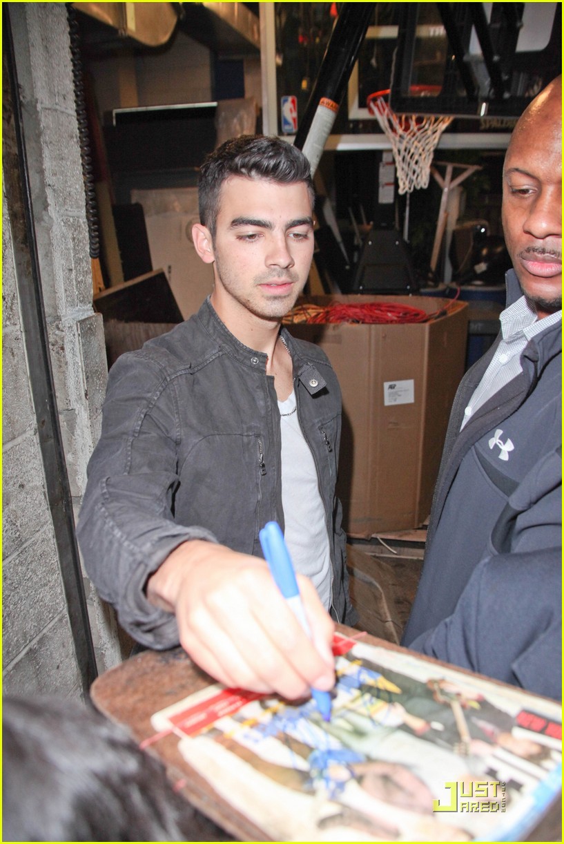 Joe Jonas: Hugs From Fans in NYC! | Photo 435179 - Photo Gallery | Just ...