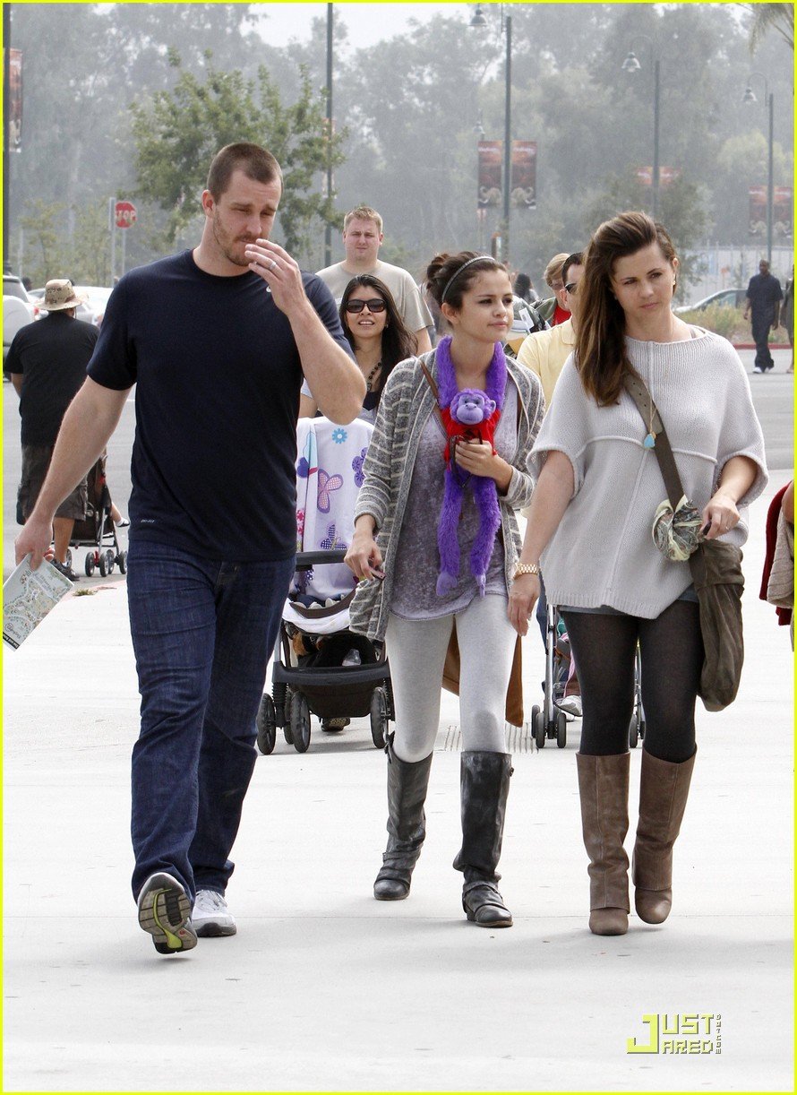 Selena Gomez 'Monkeys' Around at the L.A. Zoo | Photo 438674 - Photo ...