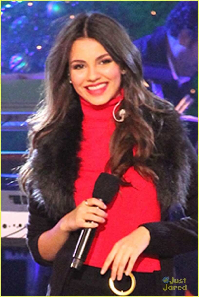 Victoria Justice: The Grove's Tree Lighting | Photo 447338 - Photo ...