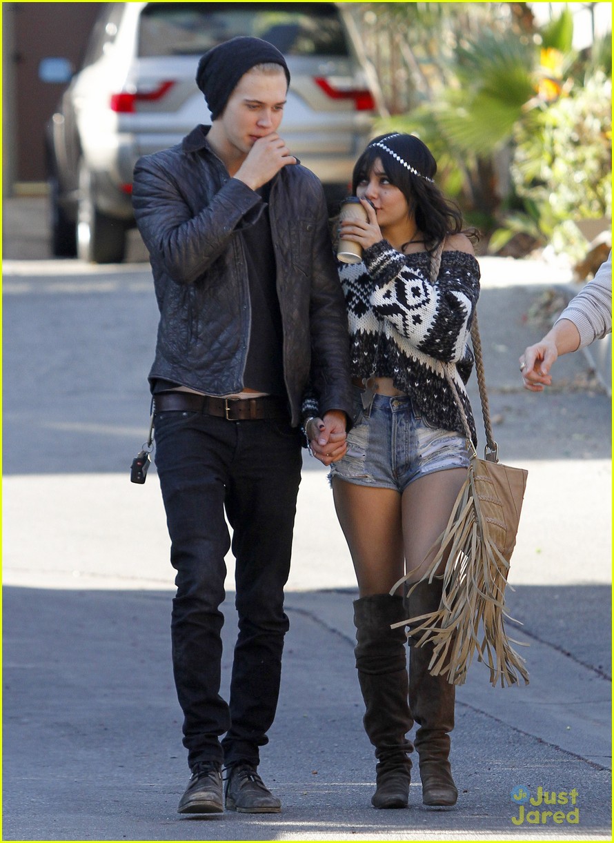 Vanessa Hudgens: Saturday Stroll with Austin Butler | Photo 450647 ...