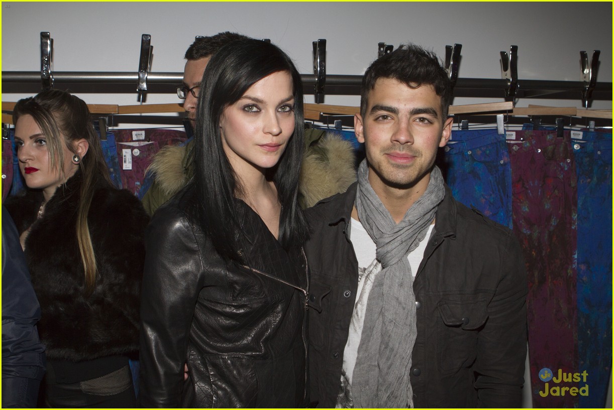 Joe Jonas: Front Row at Simon Spurr! | Photo 459474 - Photo Gallery ...